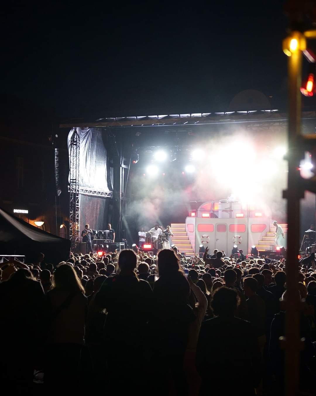 Sanway LA210P Dual 10 inch Line Array Light Up the Music Festival in ...